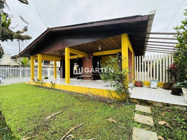 Casa de esquina a apenas 50 metros da praia, no Balneário Riviera