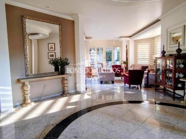 Casa de esquina, alto padrão em Santana de Parnaíba 600 m², 3 suítes com varanda, vista para piscina