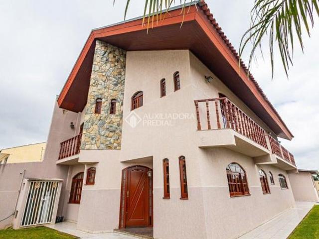 Casa de Esquina de Alto Padrão | 4 Vagas, Suíte com Hidro, Lareira e Espaços Amplos