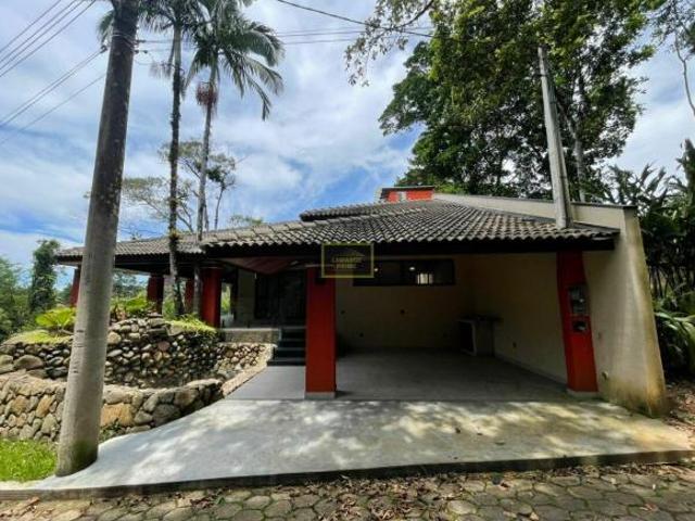 Casa de Esquina em Condomínio Fechado com Vista para o Verde