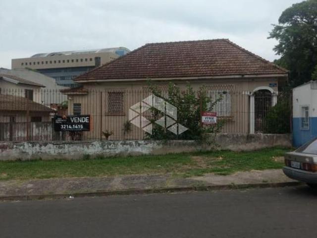casa de esquina em frente a escola Marista