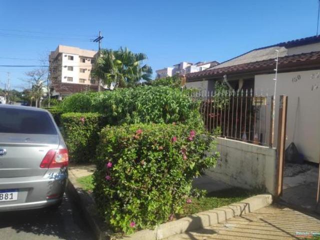 Casa de esquina entrada do parque Vivamar
