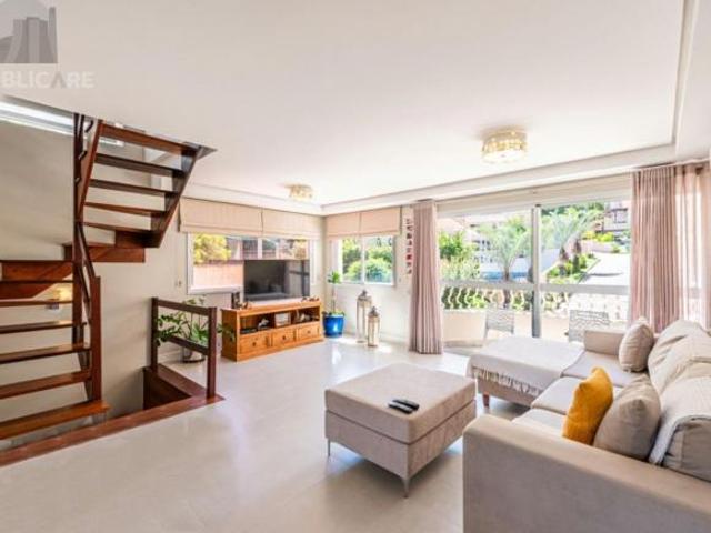 Casa de Esquina exclusiva em condominio fechado!