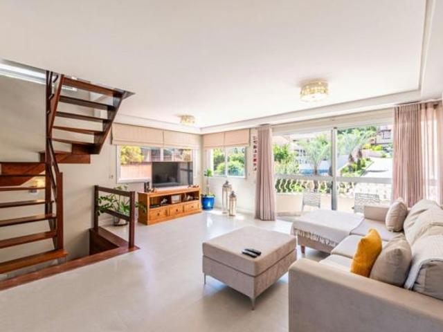 Casa de Esquina exclusiva em condominio fechado!