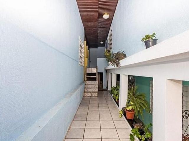 Casa de esquina. Ótima residência ou renda
