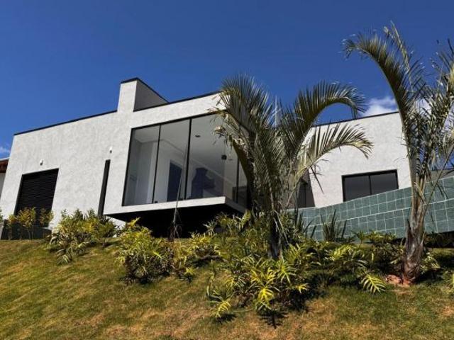 Casa de Esquina Moderna com Piscina, Suítes e Iluminação Natural Privilegiada