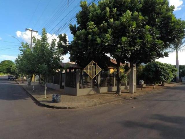Casa de esquina no Centro Marechal Candido Rondon, próximo a prefeitura, colégio