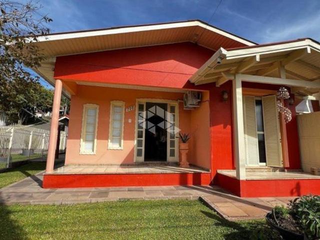 Casa de esquina no bairro Primeiro de Maio