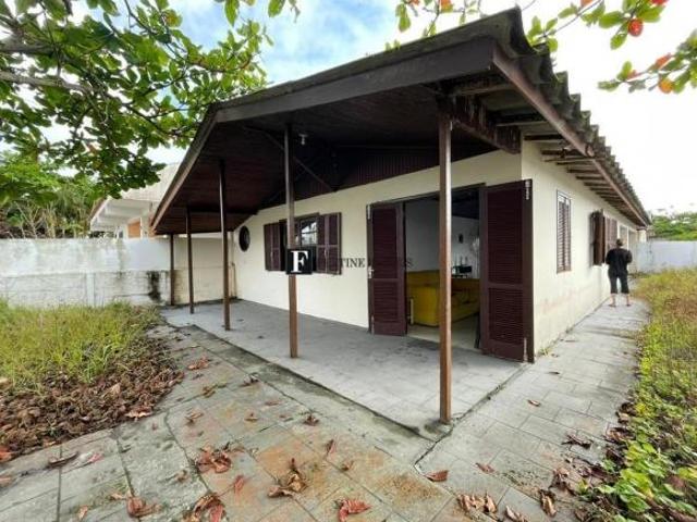 Casa de esquina perto do mar em Shangri lá