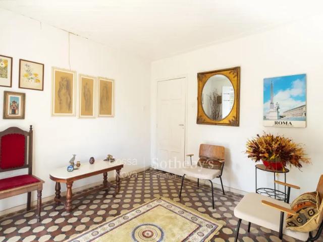 Casa de estilo colonial em rua tranquila e arborizada