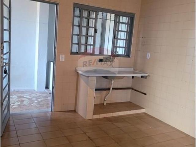 Casa de fundos com 2 Quartos e Garagem Coberta em Itacolomi