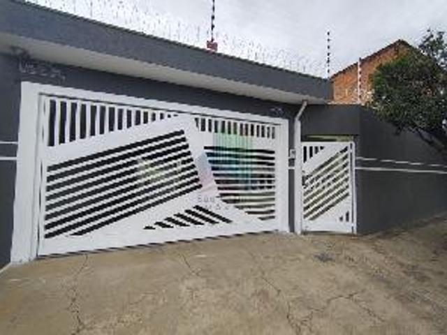 Casa de frente e de fundo, para vendas com entradas e quintais individuais, sendo apenas a casa da frente que está também para locação. Casa do fundo em reforma São Carlos imóveis