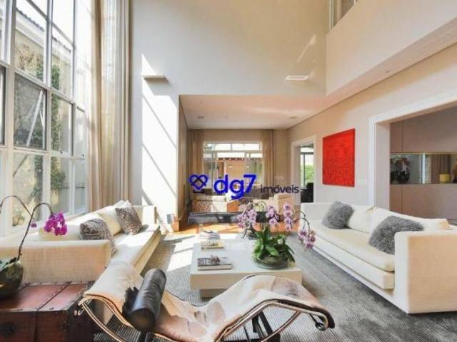Casa de luxo com arquitetura impecável e localização privilegiada!