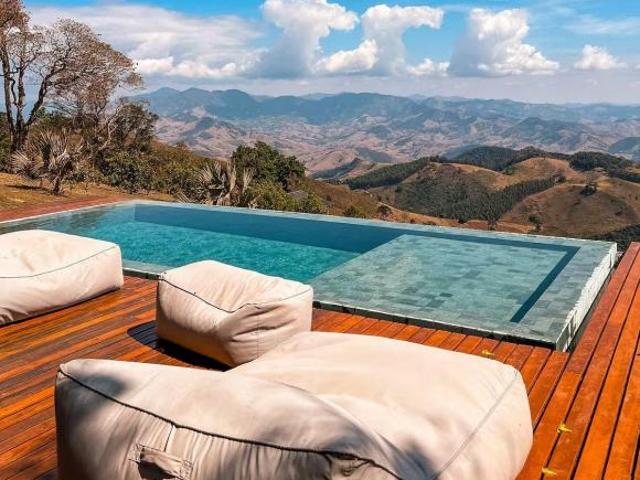 Casa de luxo com lazer completo e vista para as montanhas