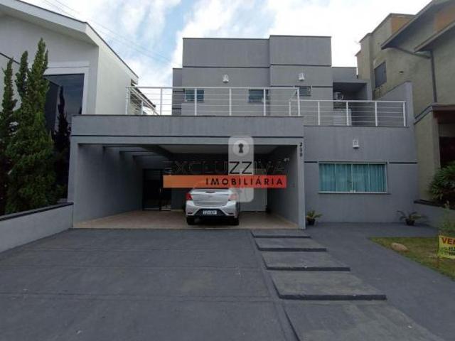 Casa de luxo com piscina e churrasqueira em condominio fechado em Tremembe