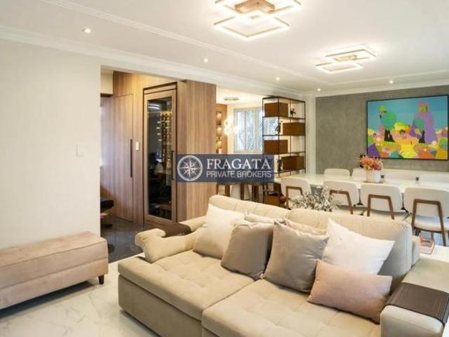 Casa de luxo com 4 suítes e 8 banheiros no Ville Bosquee