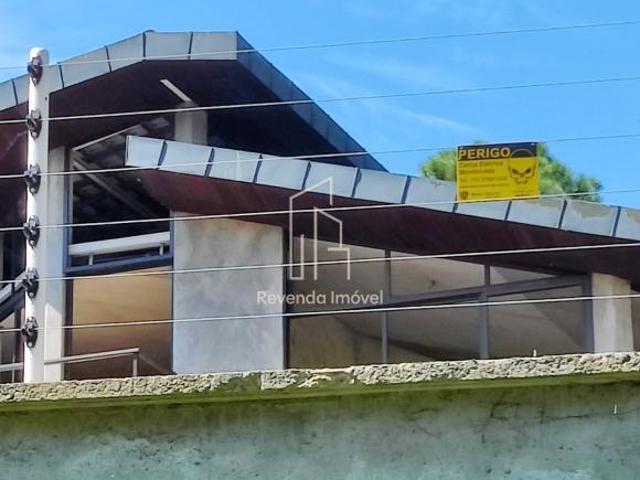 Casa de luxo com 4 suítes e piscina coberta na Chácara de La Rocca, Carapicuíba SP: uma oportunidade