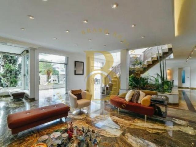 Casa de Luxo com 4 Suítes, Piscina e 10 Vagas de Garagem no Alto da Lapa