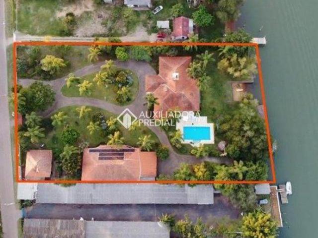 Casa de Luxo com 4 Suítes, Quadra Coberta e Piscina em Eldorado do Sul