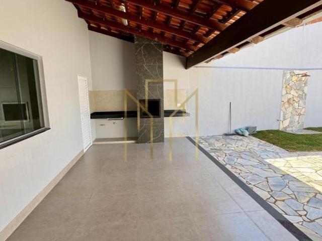 Casa de luxo à venda em Uberlândia MG, bairro Santa Mônica, 3 suítes, 4 banheiros, 4 vagas de garage