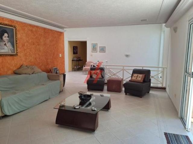Casa de luxo à venda em Barueri SP: 3 quartos, 3 suítes, 3 salas, 5 banheiros, 4 vagas de garagem, 3