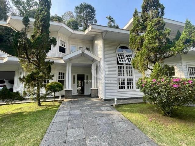 Casa de Luxo à Venda em Condomínio Exclusivo em Santos: Conforto, Segurança e Qualidade de Vida