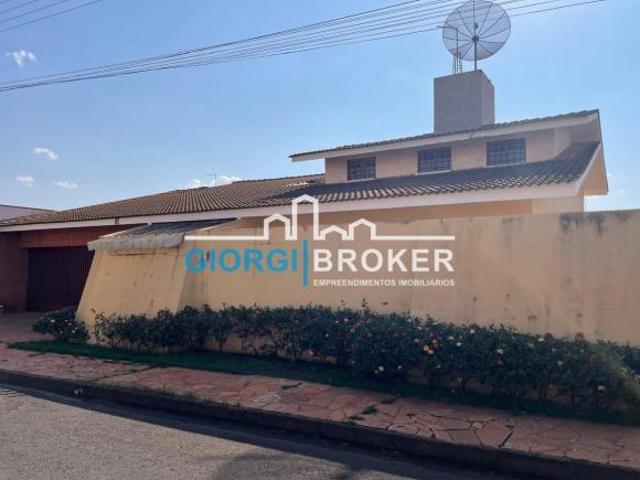 Casa de luxo à venda no Centro de Nova Granada SP: 4 suítes, 2 salas, 5 banheiros, 2 vagas de garage