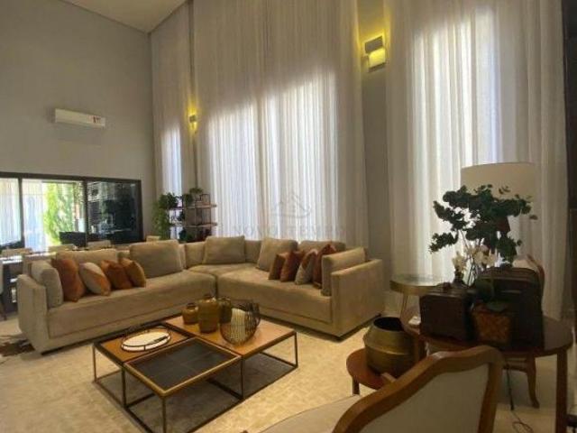 CASA DE LUXO A VENDA NO CONDOMÍNIO DAMHA V