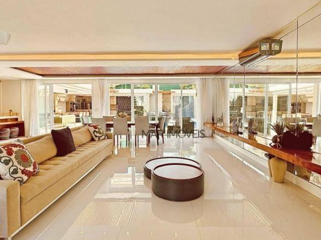 Casa de Luxo à Venda no Condomínio Jardim Acapulco, Guarujá Modernidade e Conforto