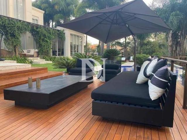 Casa de Luxo à Venda no Condomínio Terras de São José I – Pé no Golfe e Fundo para Mata Nativa