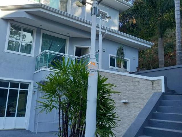 Casa de luxo em condomínio: 4 quartos, 3 suítes, 3 salas, 6 banheiros, 2 vagas, 400m² em Serra dos L