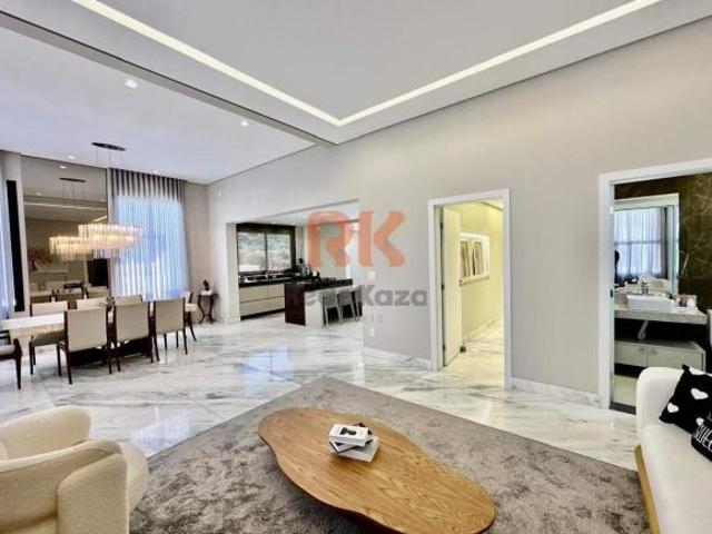 Casa de luxo em condomínio | 4 quartos | 3 Suítes | Aquecimento solar | Piscina | 4 vagas | 512 m² d