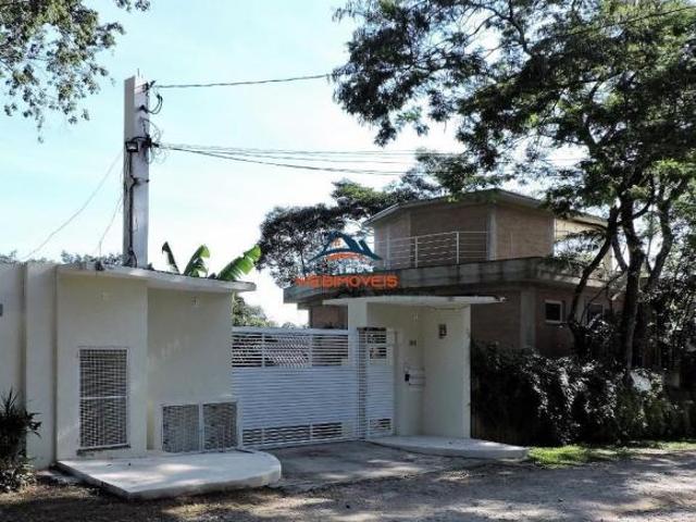 Casa de luxo em condomínio: 4 quartos, 2 suítes, 3 salas, 5 banheiros, 6 vagas na Chácara Santa Lúci