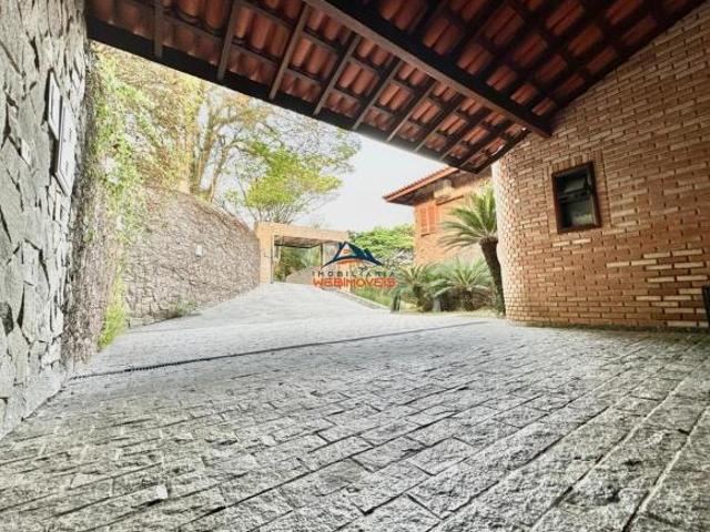 Casa de luxo em condomínio: 4 quartos, 2 suítes, 3 salas, 3 banheiros, 4 vagas de garagem em Jandira