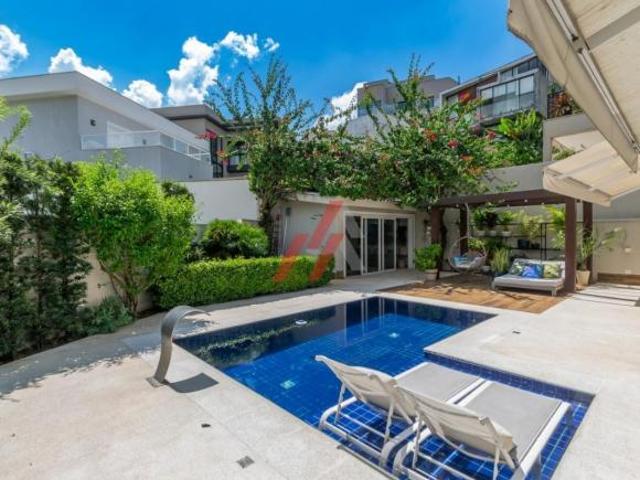 Casa de luxo em condomínio: 4 quartos, 4 suítes, 3 salas e muito mais em Santana de Parnaíba SP!