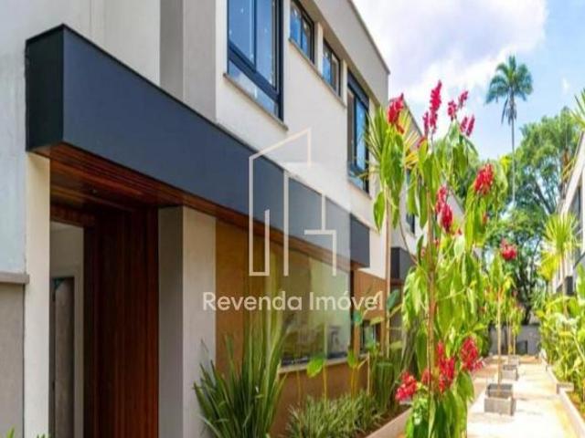 Casa de Luxo em Condomínio: 4 Quartos, 4 Suítes, 6 Banheiros, 4 Vagas 418,03m²