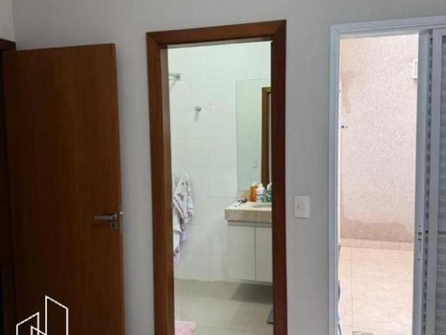 Casa de luxo em condomínio: 3 quartos, 3 suítes, 3 salas, 4 banheiros, 2 vagas, 200m² em Residencial