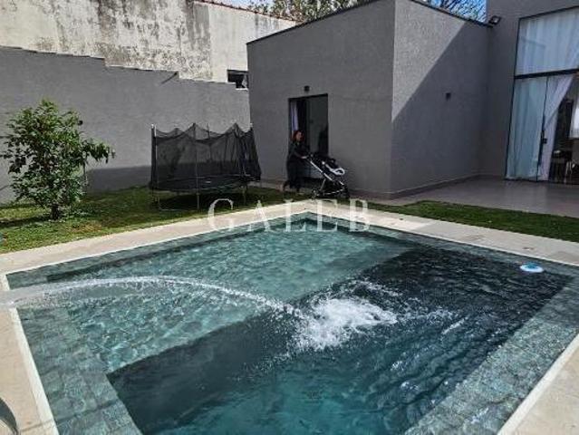 Casa de luxo em condomínio: 3 quartos, 3 suítes, 2 salas, 3 banheiros, 4 vagas de garagem em Atibaia