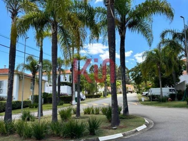 Casa de Luxo em Condomínio: 3 Quartos, 1 Suíte, 2 Salas, 4 Banheiros, 2 Vagas em