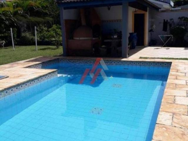 Casa de Luxo em Condomínio Alphaville: 4 suítes, 3 salas, 4 banheiros, 4 vagas, 630m² em Santana de