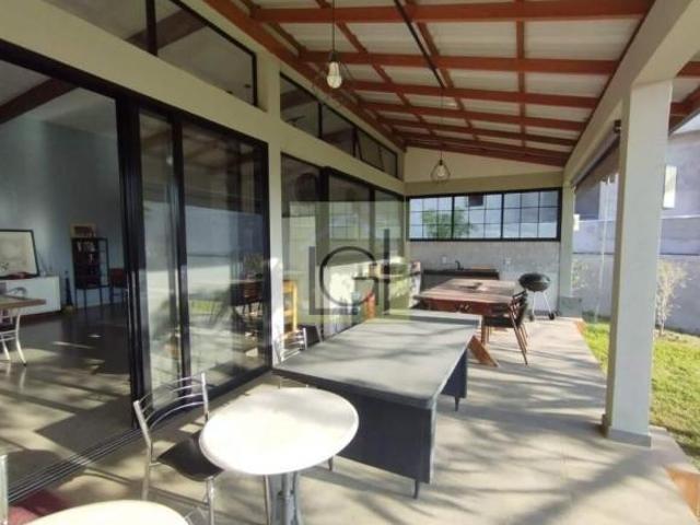 Casa de luxo em condomínio com 4 quartos e 4 suítes em Salto SP, 258m², 2 salas, 6 banheiros e 2 vag
