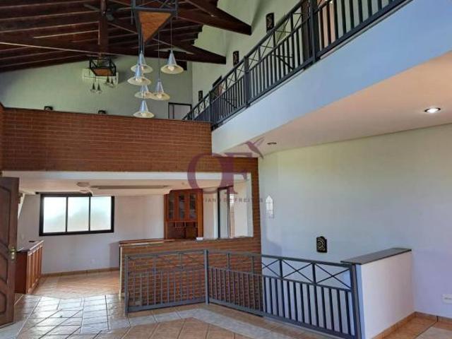 Casa de Luxo em Condomínio com 5 Suítes e Piscina em 3 Níveis com Cascata