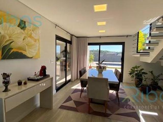 Casa de luxo em condomínio no Lagos de Jarinu: 4 quartos, 3 suítes, 4 banheiros, 6 vagas, 273,73 m²!