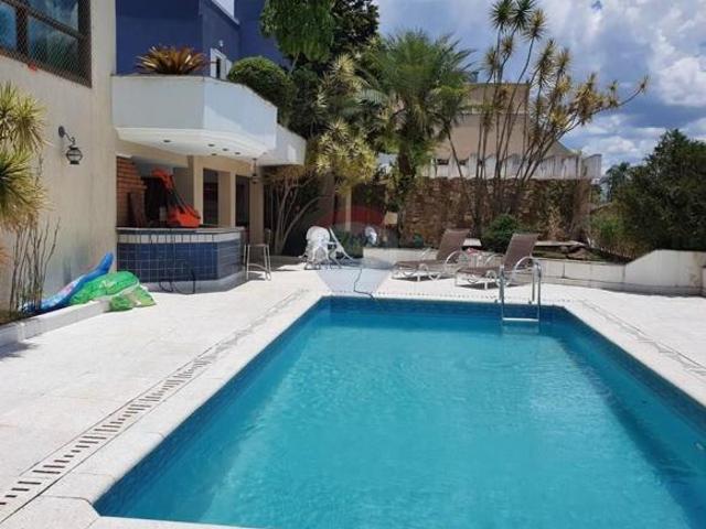 Casa de Luxo em Arujazinho IV: Conforto e Segurança
