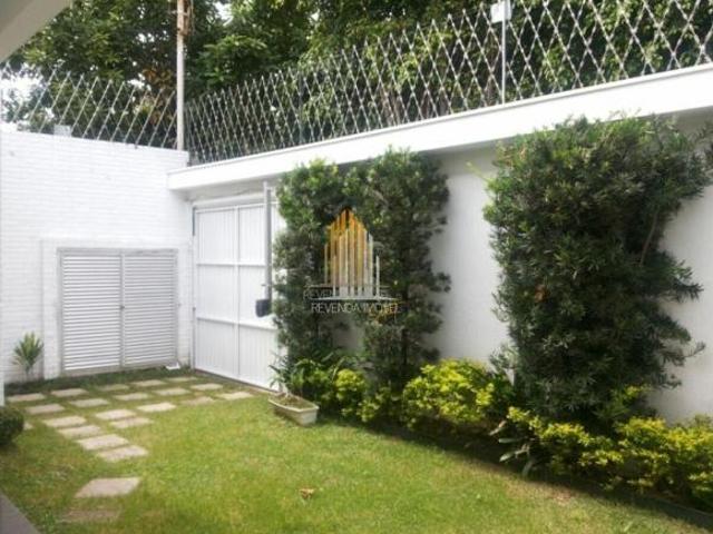 Casa de Luxo em Moema, São Paulo: 3 Quartos, 1 Suíte, 3 Salas, 5 Banheiros, 4 Vagas de Garagem, 300m