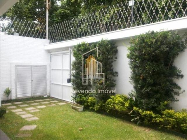 Casa de Luxo em Moema, São Paulo: 3 Quartos, 1 Suíte, 3 Salas, 5 Banheiros, 4 Vagas de Garagem, 300m