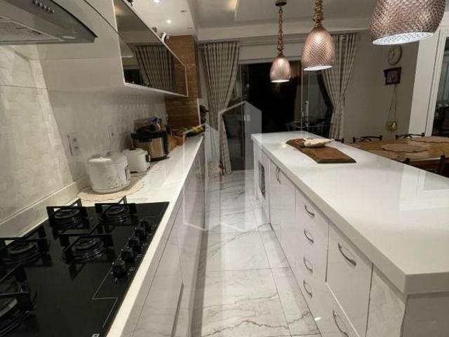 Casa de luxo em Setor Bueno, Goiânia, com 290m² de área útil, 4 dormitórios.