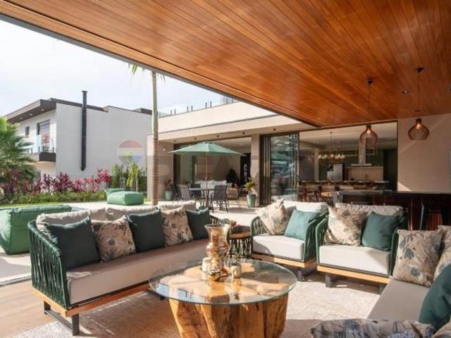 CASA DE LUXO MOBILIADA À VENDA NO PORTAL DO JAPI GOLF CLUB EM CABREÚVA – 5 SUÍTES, AUTOMAÇÃO COMPLET