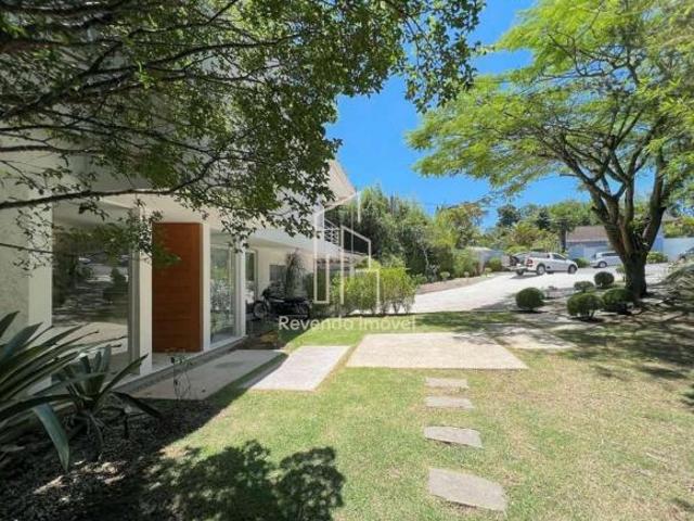 Casa de Luxo no Condomínio Forest Hills em Jandira SP: 4 suítes, design impecável e área de 541,65 m