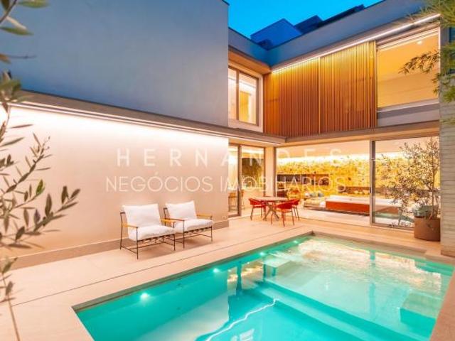 Casa de Luxo no Centro Comercial Jubran, Barueri SP: 4 Quartos, 4 Suítes, 6 Banheiros e 456m² de Áre
